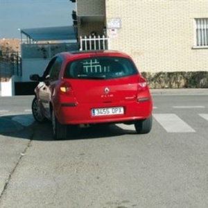 May a driver turn left at an intersection where there is no visibility?